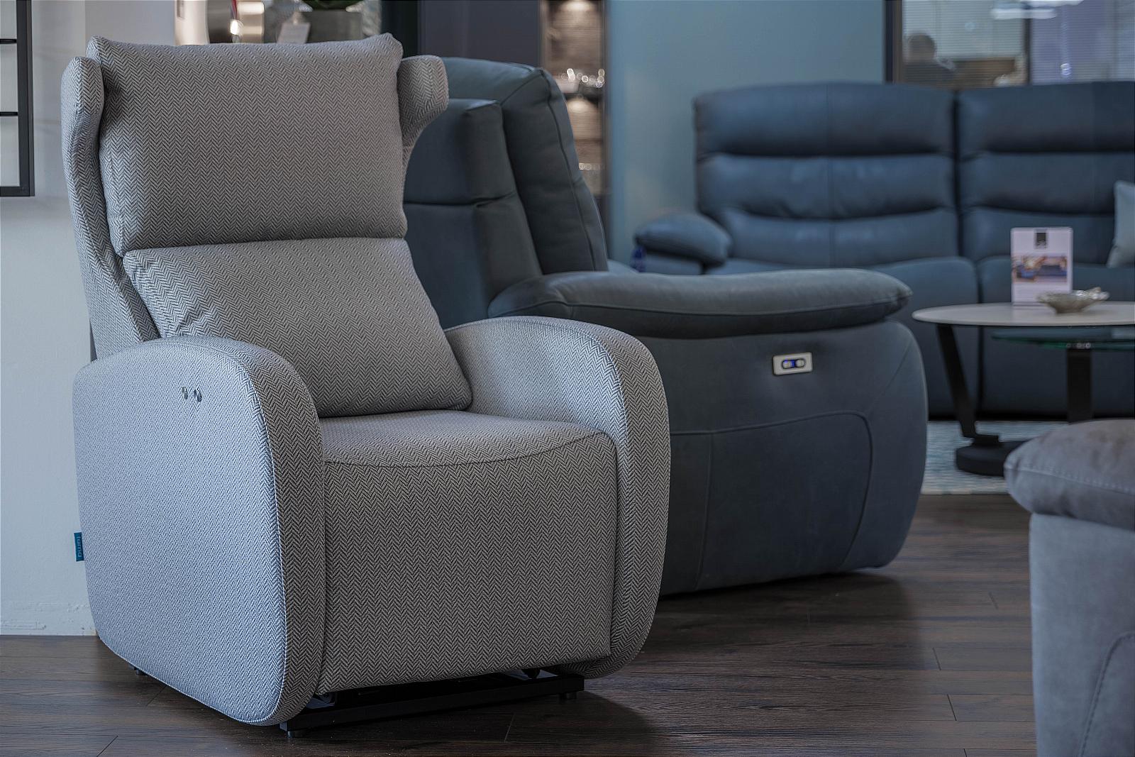 Fama Kim Powerlift Recliner
